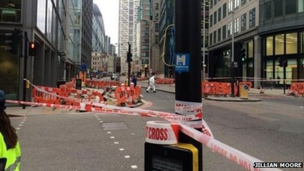 Six arrests follow Bishopsgate 'fight' stabbing - BBC News