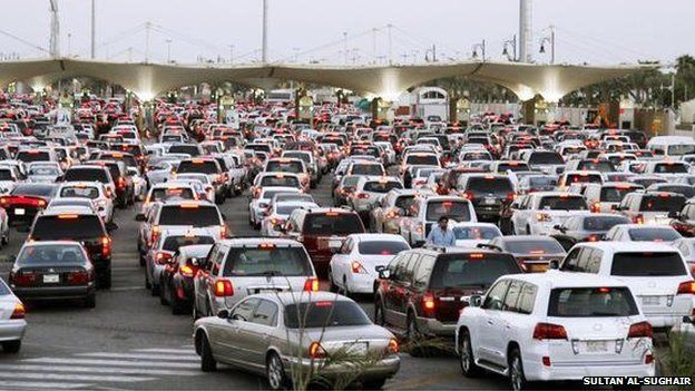 Saudi Arabia: Eight-hour jams for commuters to Bahrain - BBC News