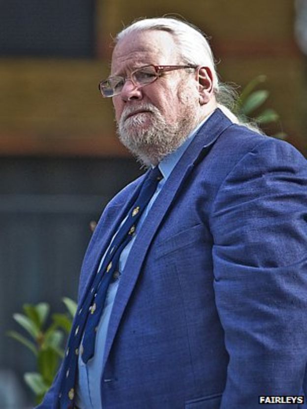 John Jenkins: Aylesbury conman builder jailed in absence - BBC News