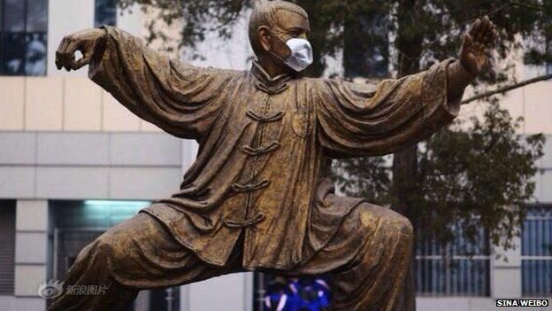 China: Statues get face masks to battle smog - BBC News