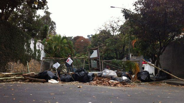 Street blockades divide opinion in Venezuela - BBC News