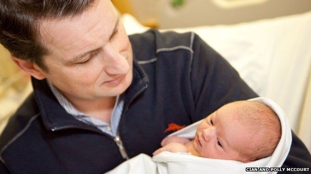 Briton who gave birth on NYC street meets Good Samaritan - BBC News