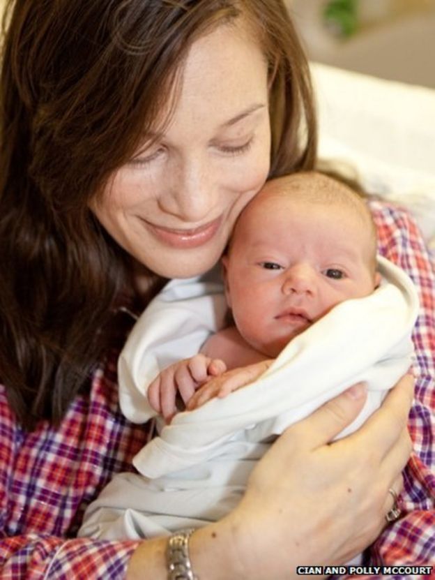 Briton who gave birth on NYC street meets Good Samaritan - BBC News