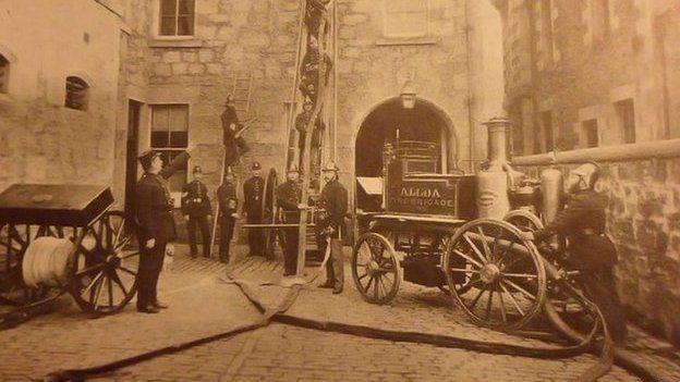 Alloa firefighters recreate scene from 1888 - BBC News