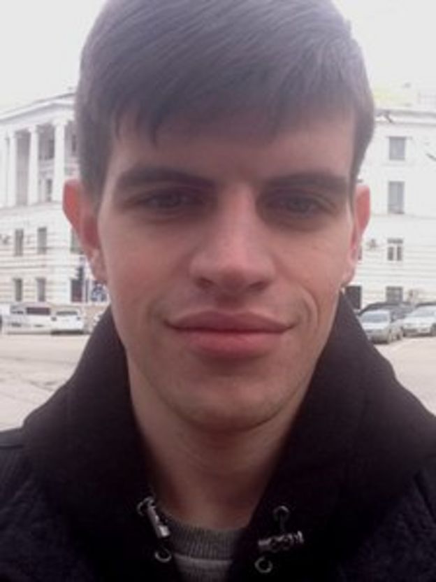 Ukraine crisis: Crimeans react to Russian military build-up - BBC News