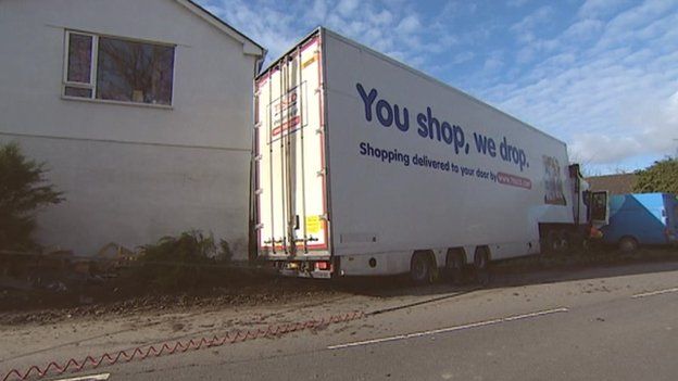 Tesco lorry bungalow crash 'sounded like explosion' - BBC News