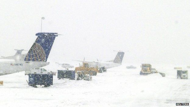 Fast-falling snow storm hits US East Coast - BBC News