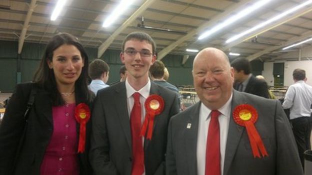 Youngest councillor could rejoin Labour after quitting - BBC News