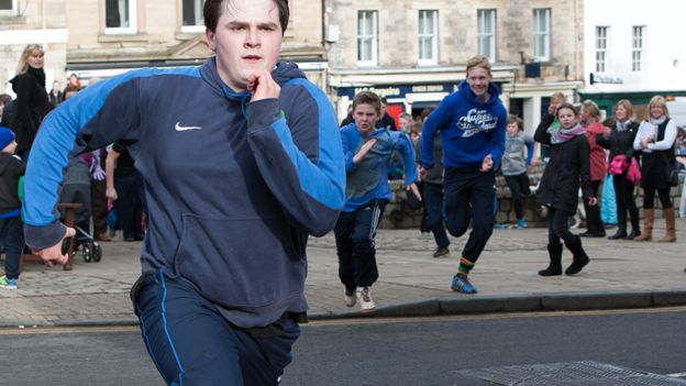 In pictures: Jedburgh hand ba' - BBC News