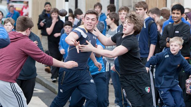 In pictures: Jedburgh hand ba' - BBC News