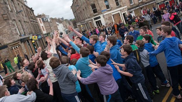 In pictures: Jedburgh hand ba' - BBC News