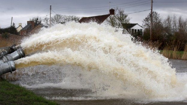 Coastal areas to get 'biggest high tides' for two decades - BBC News