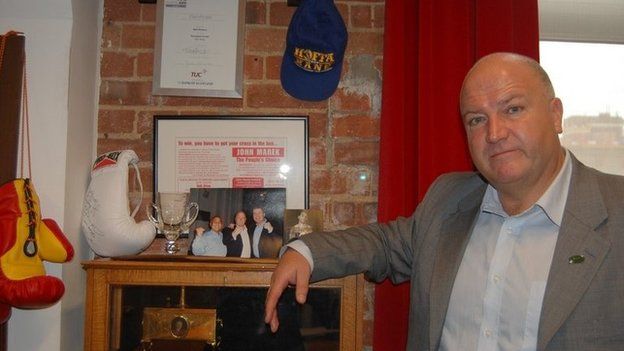 Bob Crow dies: Tributes to RMT leader - BBC News