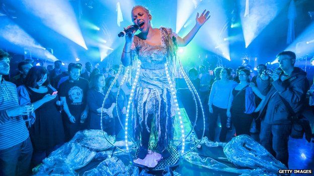 Charlotte Church plans to study for degree in physics - BBC News