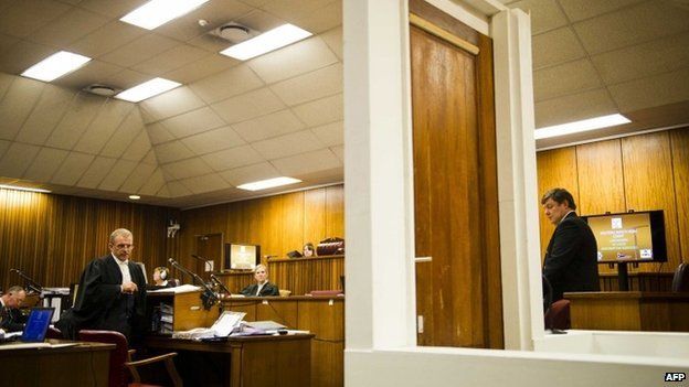 Oscar Pistorius trial: Police 'followed blood trail' - BBC News