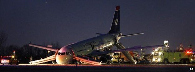 Front landing gear collapses on Florida-bound plane - BBC News