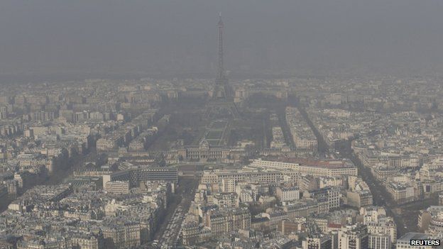 Paris offers free public transport to reduce severe smog - BBC News