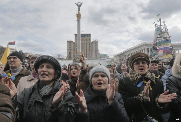 Kiev expects West response after Crimea vote - BBC News