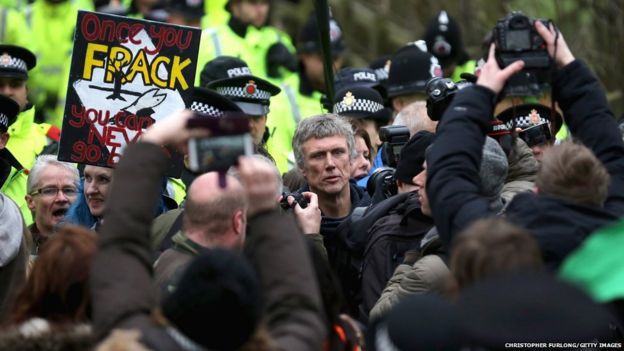 Day in pictures: 17 March 2014 - BBC News