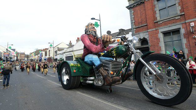 Thousands attend Northern Ireland St Patrick's events - BBC News