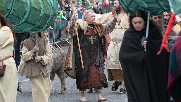 Thousands attend Northern Ireland St Patrick's events - BBC News