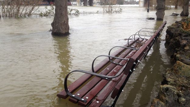 Elstead pub reopens after Christmas floods hit Surrey - BBC News