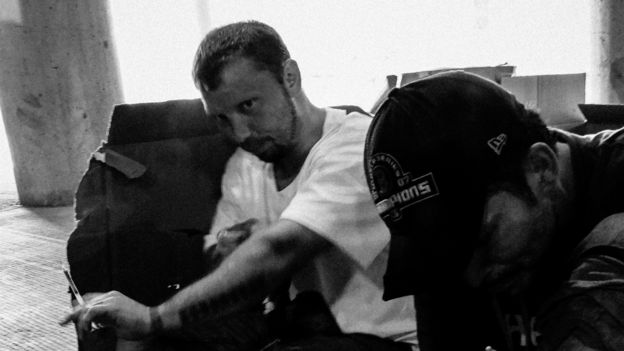 Heroin use jumps in US as painkiller addicts switch drugs - BBC News