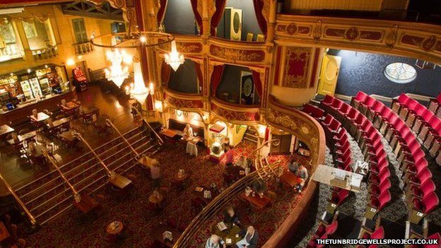 Tunbridge Wells pub reverts to opera house for day - BBC News