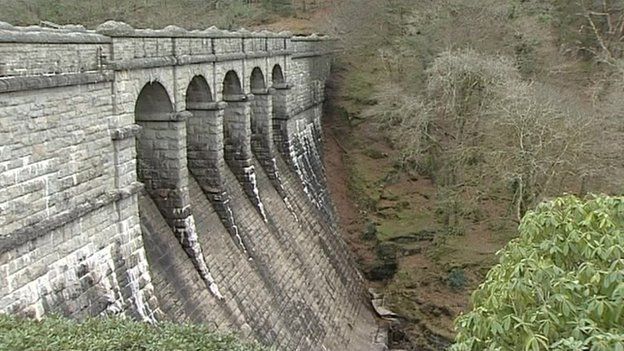 Warning over Burrator Reservoir dam abseiling - BBC News