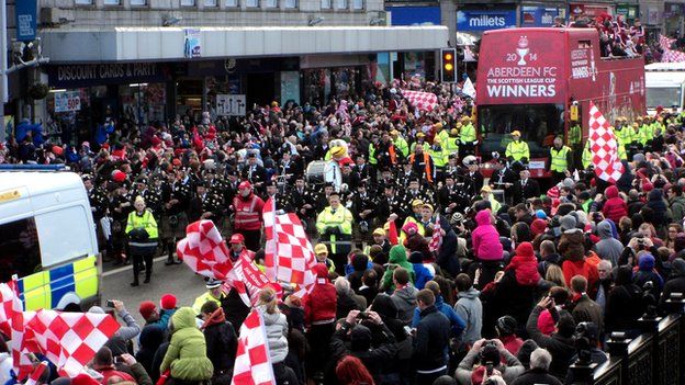 Tens of thousands watch Aberdeen cup parade - BBC News