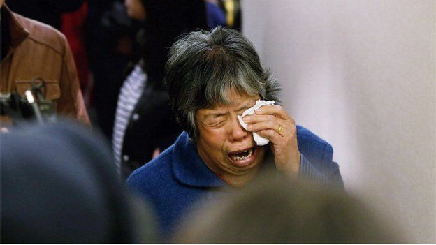 Malaysia plane: How do you mourn a missing person? - BBC News