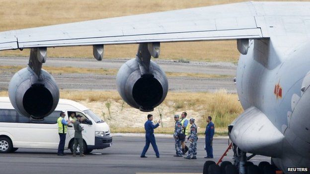 Malaysia plane: Bad weather halts search for flight MH370 - BBC News
