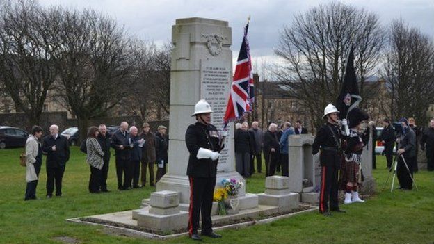 Service in Glasgow remembers Cheapside Street fire disaster - BBC News