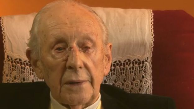 Harry Chapman Pincher: Ex-Daily Express journalist turns 100 - BBC News