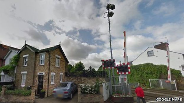 Datchet level crossing lighting tower 'shines' into homes - BBC News