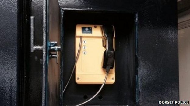 Doctor Who Tardis-style police box unveiled in Boscombe - BBC News