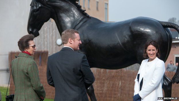 Princess Anne finally views IRA bomb attack statue - BBC News