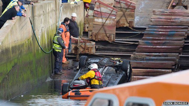 Man dies after taxi enters water at Peterhead harbour - BBC News