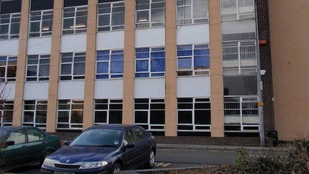 John Beddoes School to shut ahead of Newtown takeover - BBC News