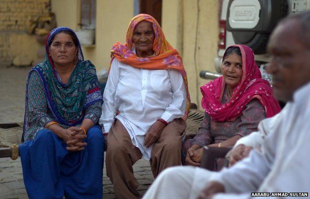 Gurgaon-Basai: The India where skyscrapers overlook farms - BBC News