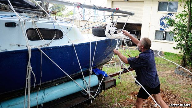 Cyclone Ita: Queensland hit by 'very destructive' storm - BBC News