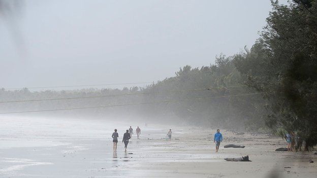 Cyclone Ita: Queensland surveys storm damage - BBC News