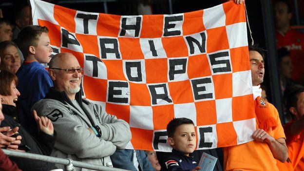 Luton Town FC celebrate promotion to the Football League with bus tour ...
