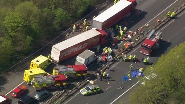 M26 in Kent reopens after five-vehicle crash kills two - BBC News