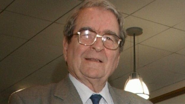 Malcolm Green may have lived with earlier op, inquest told - BBC News