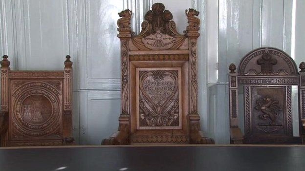 1898 Blaenau Ffestiniog eisteddfod crown found on eBay - BBC News