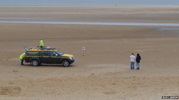 Girl, 7, digs up 'WW2 bomb' on Norfolk beach - BBC News