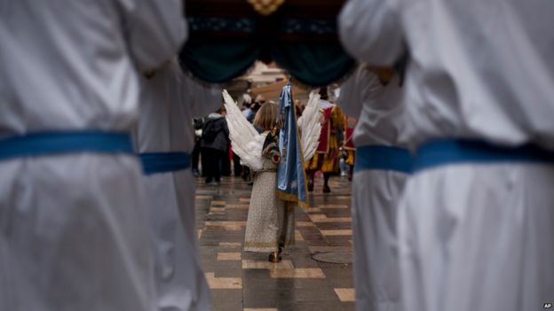 In pictures: Christians across the world celebrate Easter - BBC News