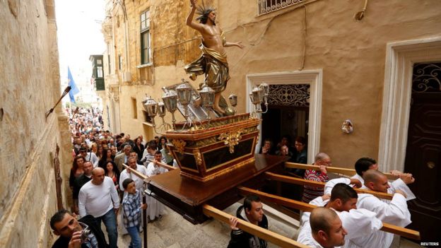 In pictures: Christians across the world celebrate Easter - BBC News