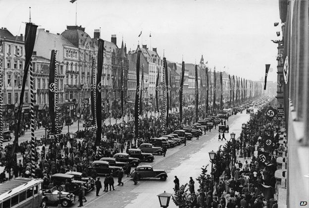 The English cricket team that toured Nazi Germany - BBC News